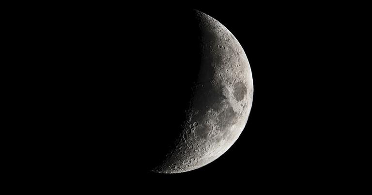 Tonight’s Moon’s Spiritual Meaning: Looking at the 8 Lunar Phases