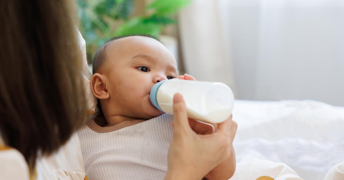 Glass vs. Plastic Baby Bottles: The Pros and Cons of Each