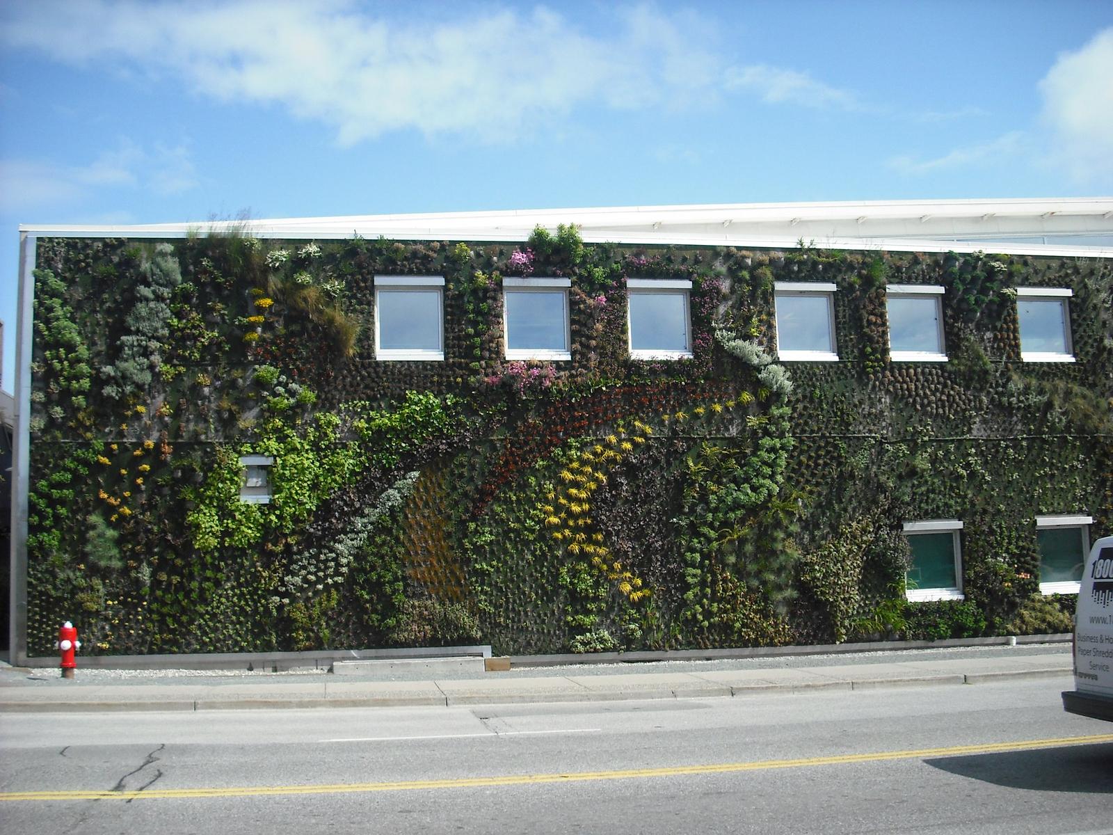 8 Stunning Green Walls From Around The World