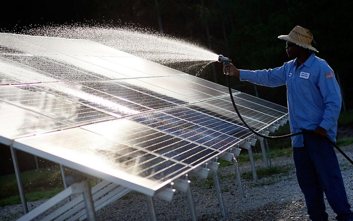 How to Clean Solar Panels for Optimum Performance