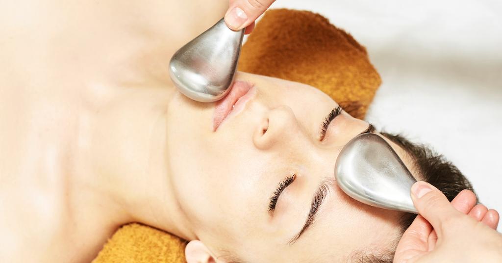 5 Skincare Benefits of Ice Rolling & How to Do It Properly