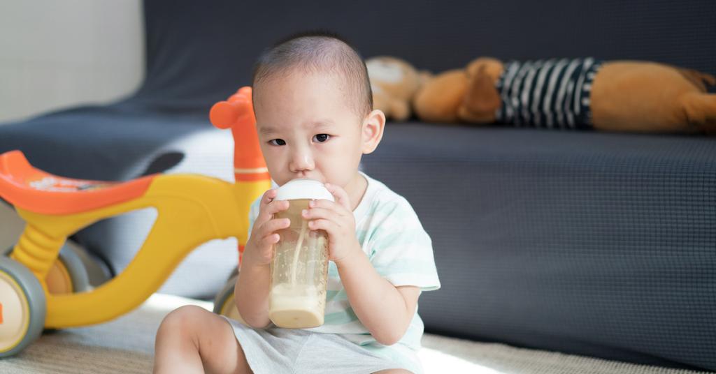 Glass vs. Plastic Baby Bottles: The Pros and Cons of Each