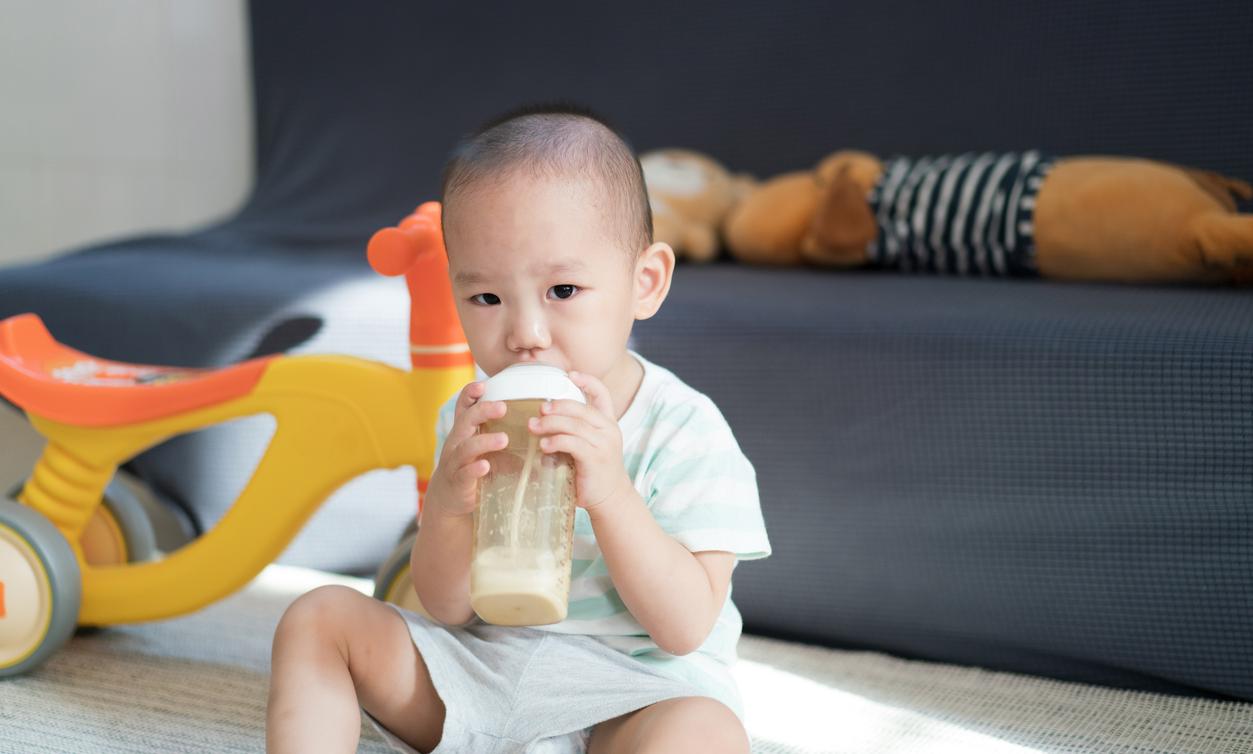 Glass vs. Plastic Baby Bottles: The Pros and Cons of Each