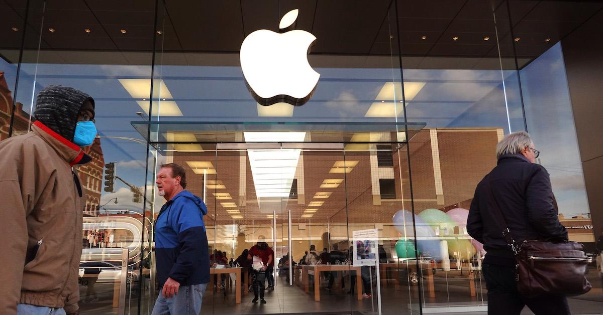 Dumpster Diving Outside the Apple Store May Score You Some Freebies