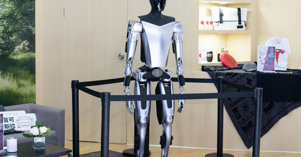 Elon Musk's Robot Injures Tesla Engineer in Scary Attack