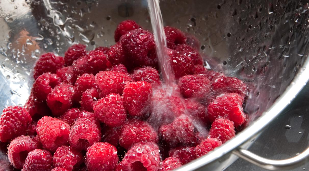 How to Clean Raspberries: A Quick and Easy Guide