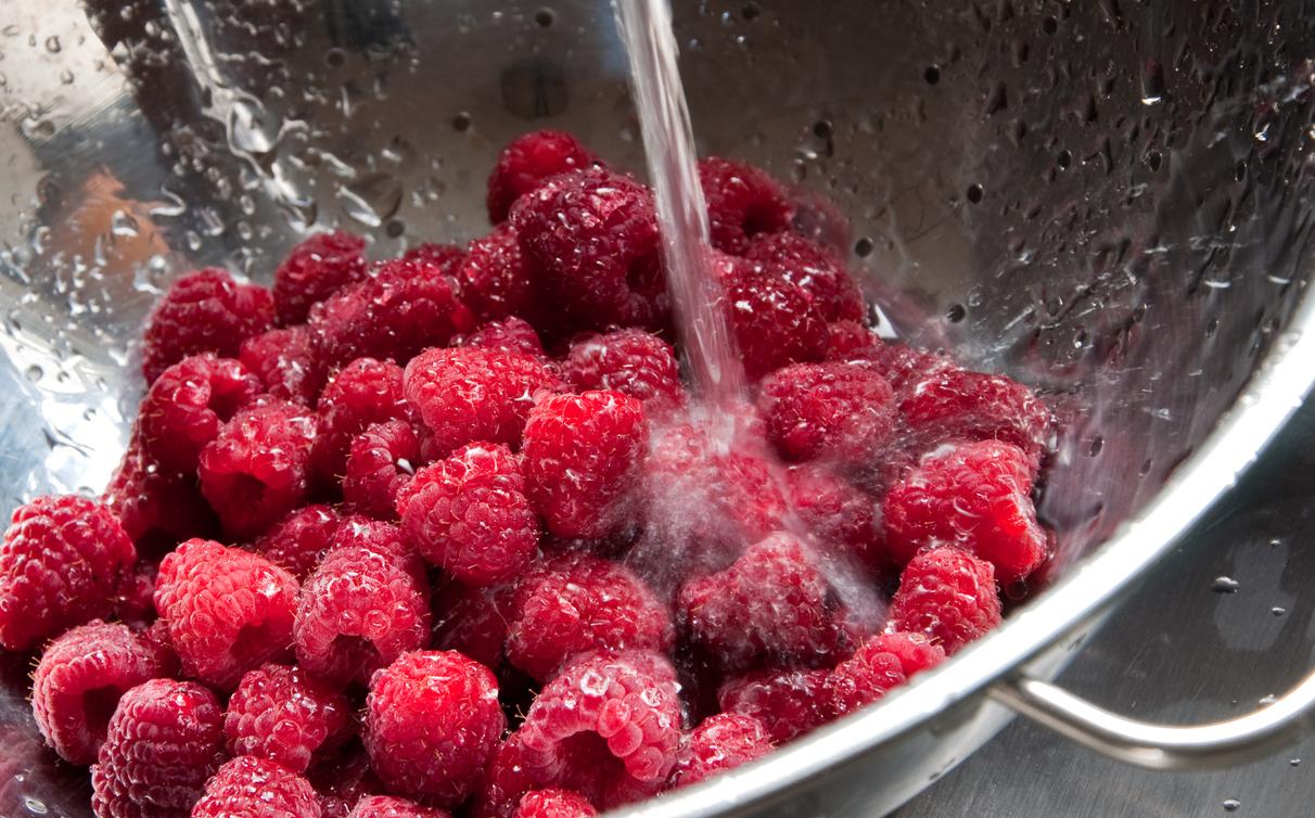 How to Clean Raspberries: A Quick and Easy Guide