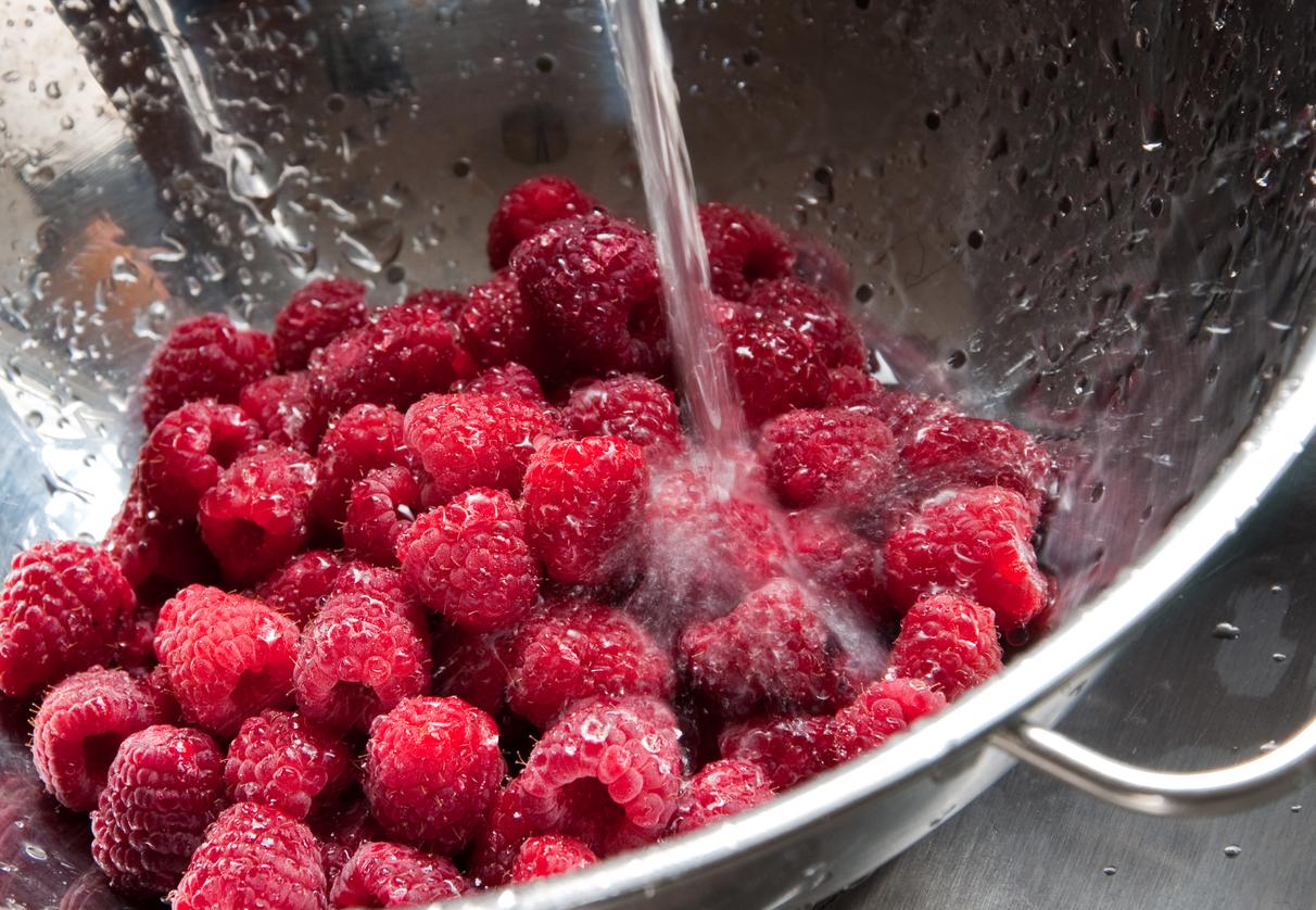How to Clean Raspberries: A Quick and Easy Guide