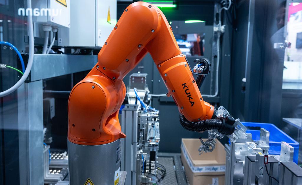 Elon Musk's Robot Injures Tesla Engineer in Scary Attack