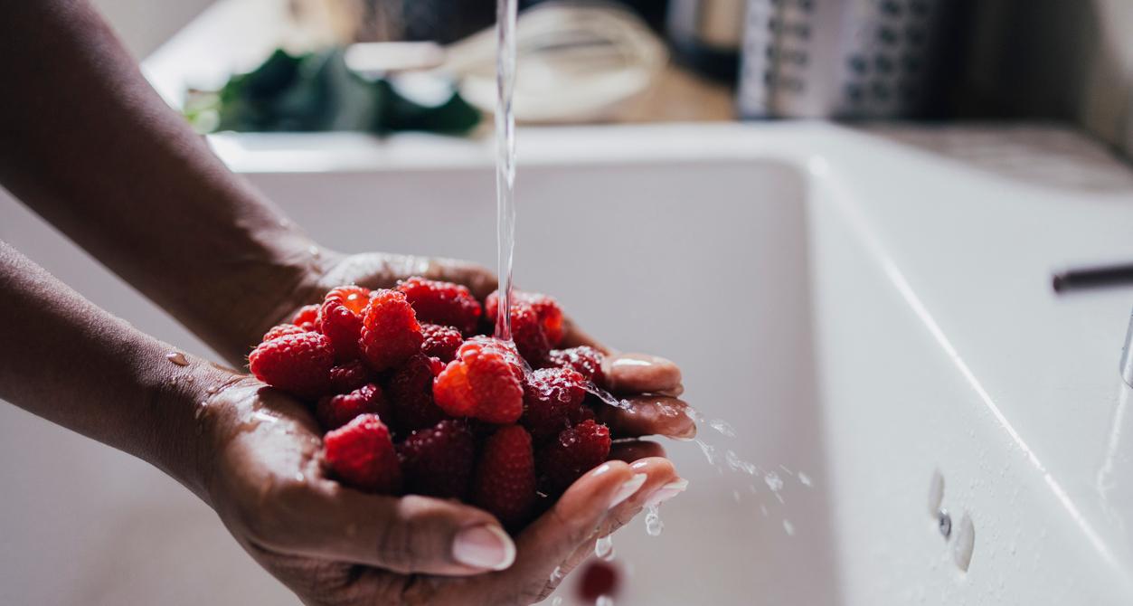 How to Clean Raspberries: A Quick and Easy Guide