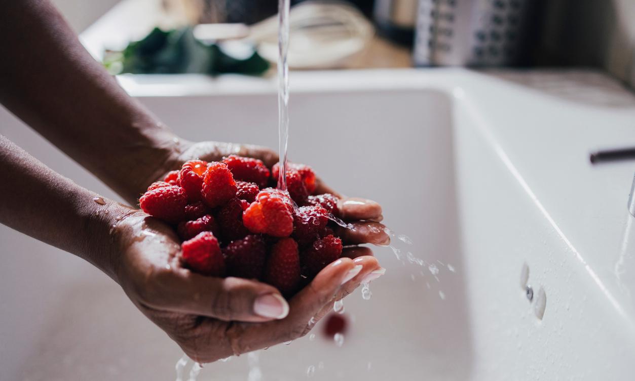 How to Clean Raspberries: A Quick and Easy Guide