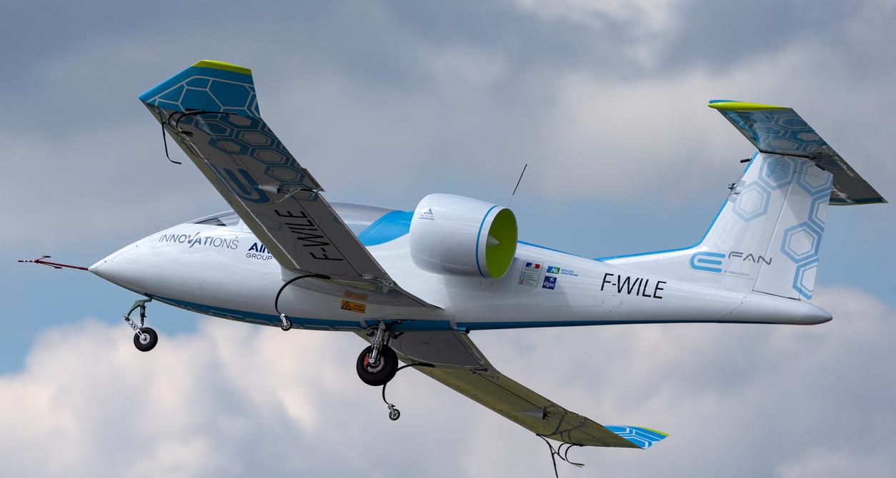How Does an Electric Plane Work? What You Need to Know About Battery ...