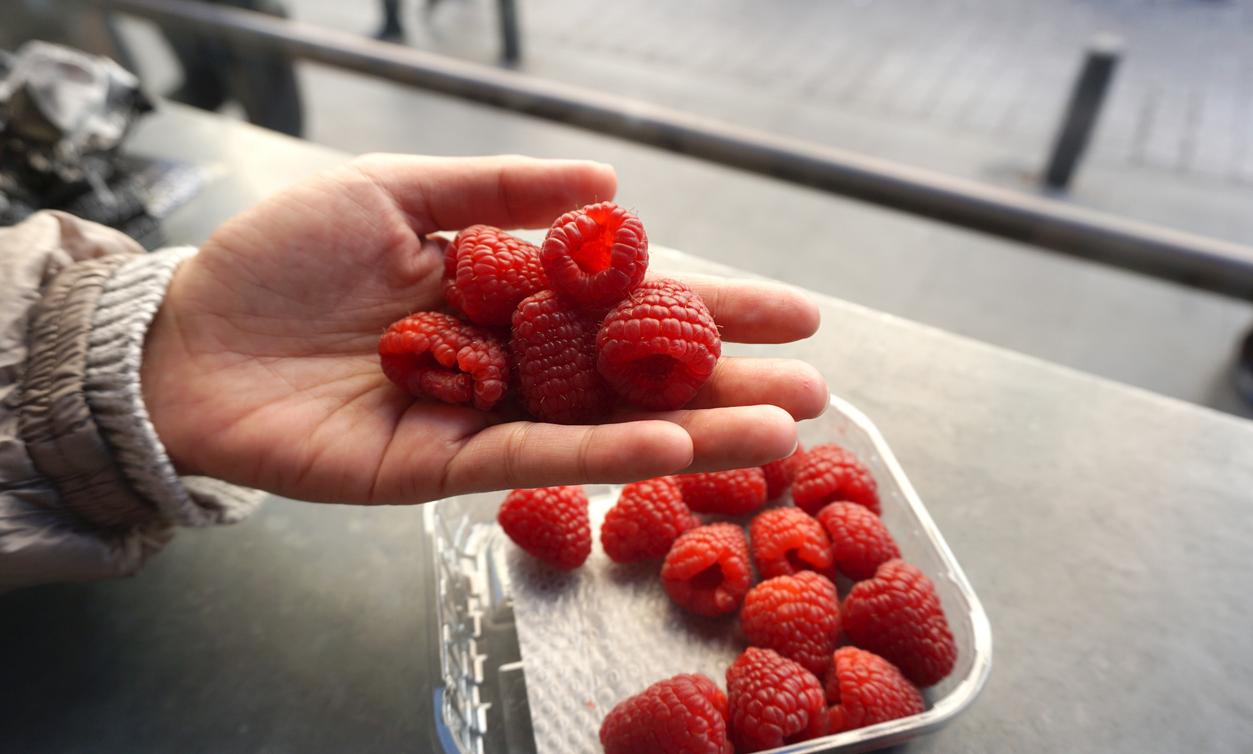 How to Clean Raspberries: A Quick and Easy Guide