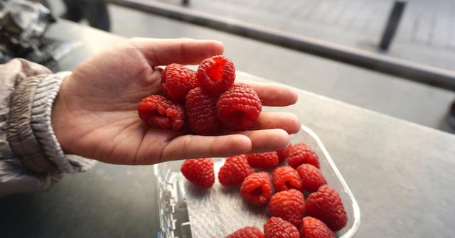 How to Clean Raspberries: A Quick and Easy Guide